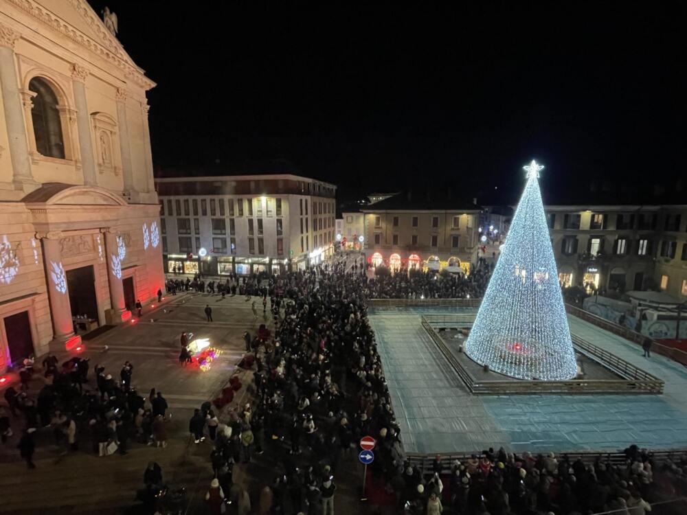 Gallarate: L’albero accende il Natale in città - Rete55