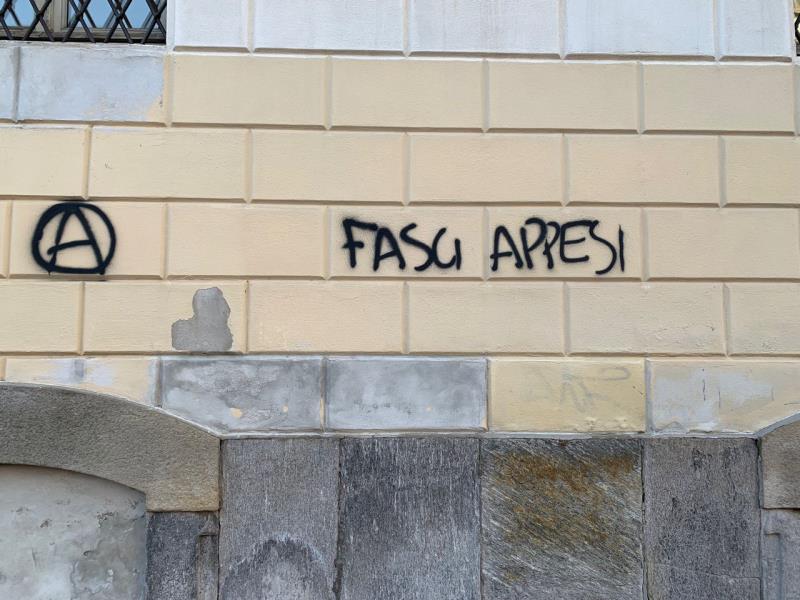 Busto: “Fasci appesi”, insulti sui muri del municipio - Rete55